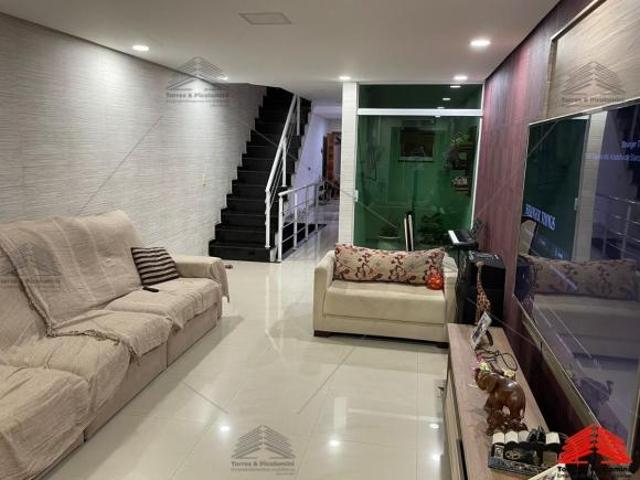Sobrado à venda em Santo André com 250m², 3 dormitórios, sendo 1 suíte com sacada, cozinha planejada