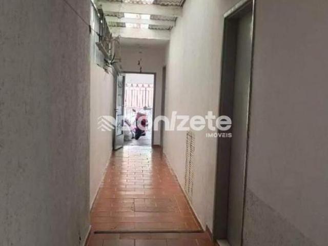 Sobrado à venda em Santo André Jardim Stella | 2 quartos, 2 vagas, quintal