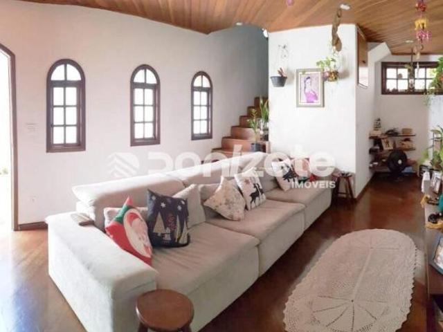 Sobrado à venda em Santa Maria, Santo André – 2 Dormitórios, 1 Suíte e 424m² de Área Interna