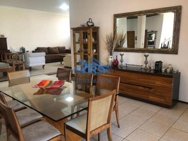 Sobrado à venda em Santana de Parnaíba, Alphaville, com 4 suítes, com 556 m², Re