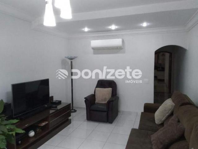 Sobrado à venda em Parque Jaçatuba, Santo André – 3 quartos, 4 vagas, financiamento aceito