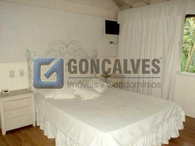 Sobrado à venda em Praia de Santiago, SP — 3 suítes, 5 vagas, piscina e espaço gourmet