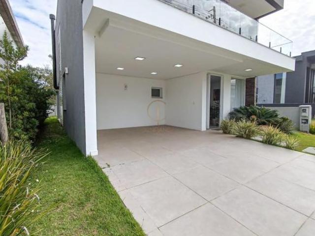 Sobrado à venda em Reservas do Lago, Nova Santa Rita 257m², porta