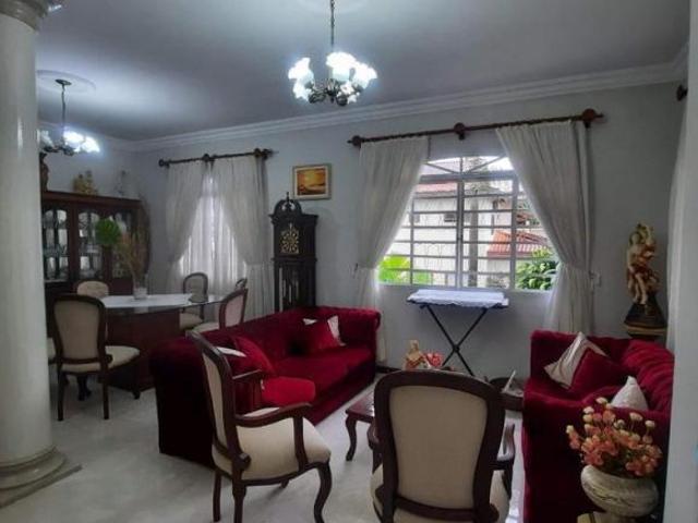 Sobrado à venda em Valinhos, Santa Cruz, com 4 quartos, com 302 m²