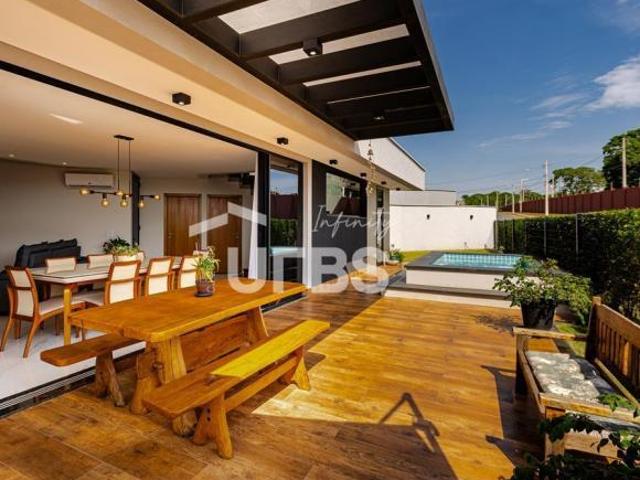 Sobrado à venda | Jardins Porto | 4 suítes | 4 vagas | quintal amplo