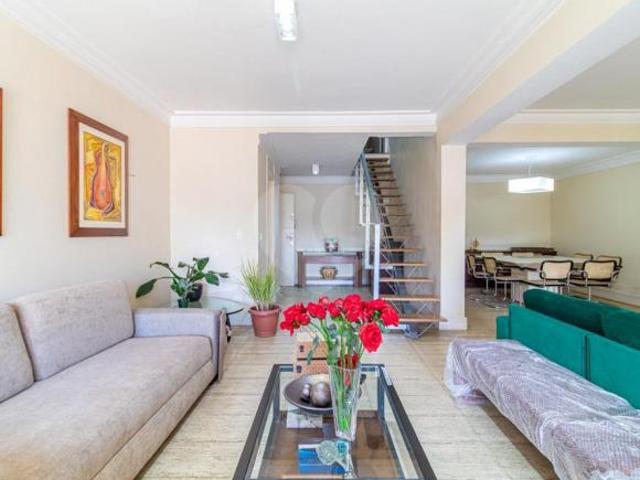 Casa reformada com 3 quartos com 600 m² de terreno á venda no jardim e piscina, São Paulo