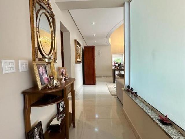 Sobrado à venda no cond. Damha III, com 409m² e 04 suítes