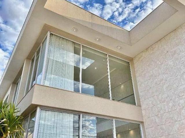 Sobrado à venda no Condomínio Damha V, com 4 suítes, 4 vagas cobertas de garagem e em frente à área