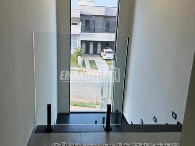 Sobrado á venda no Condomínio Helena Maria