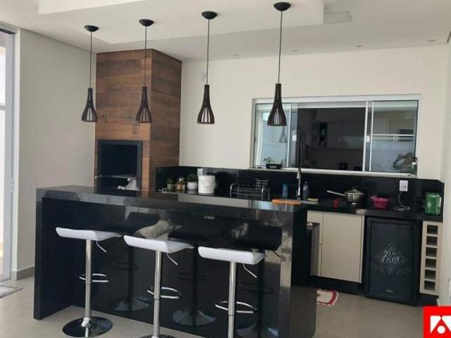Sobrado à Venda no Condomínio Residencial Imigrantes em Nova Odessa com 3 quartos 1 suíte e 4 vaga
