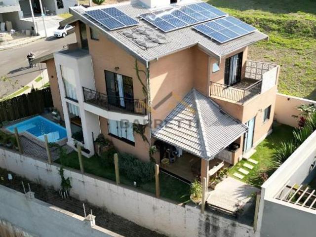 Sobrado à venda no Condomínio Soleil, com 360m², 4 quartos, 3 banheiros, piscina
