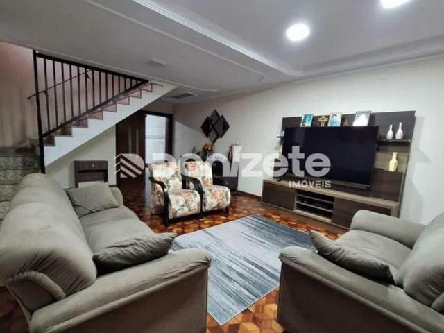 Sobrado à venda no Campestre Santo André com 3 quartos, 2 vagas. Aceita financiamento