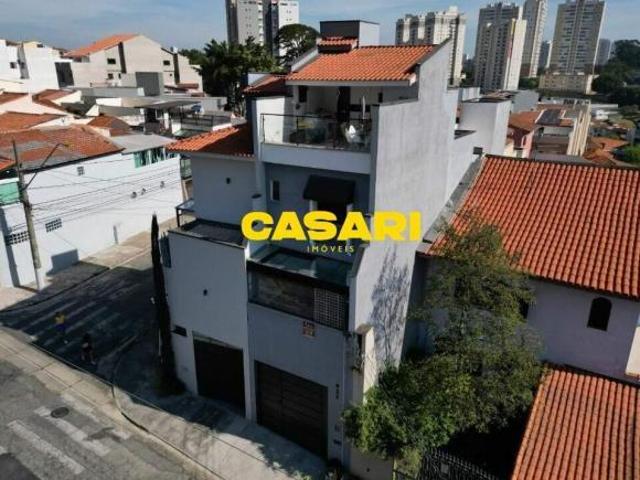 Sobrado à venda no Campestre – 2 suítes, varanda gourmet e 2 vagas em Santo André