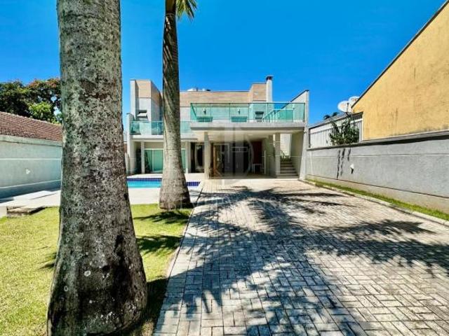 Sobrado à venda no Centro de Guaratuba | 7 dorms, 6 suítes