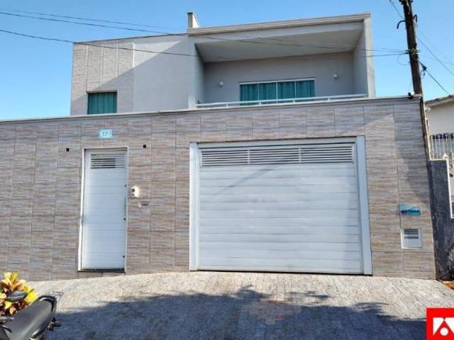 Sobrado à venda no centro de Santa Bárbara d&apos Oeste com 2 quartos, 2 vagas de garagem e piscina