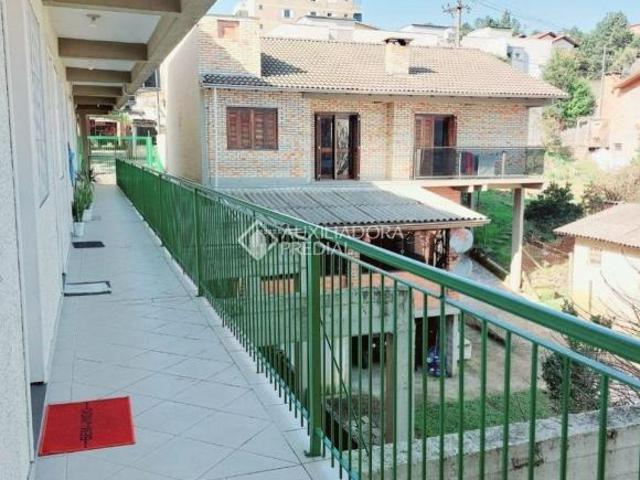 Sobrado à venda no bairro Marechal Floriano em Caxias do Sul, semimobiliado
