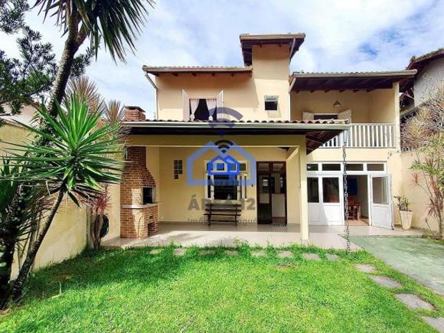 Sobrado à venda no bairro Martim de Sá com 5 dormitórios, sendo 4 suítes, 4 banheiros, sala, cozinha