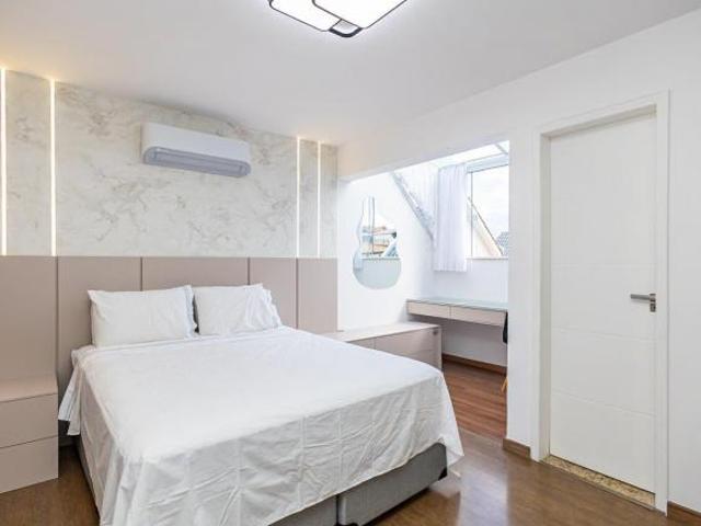Sobrado a venda no Bairro Alto Curitiba com closet e hidromassagem