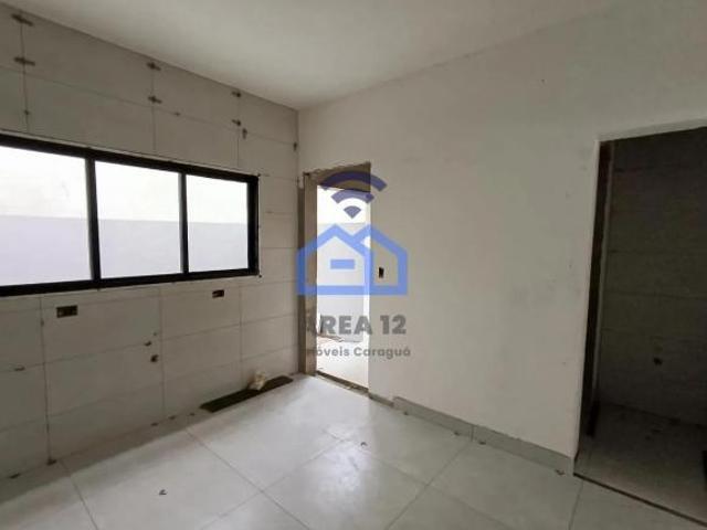 Sobrado à venda no bairro Cidade Jardim em Caraguatatuba, SP 2 suítes, sala ampla, cozinha e área