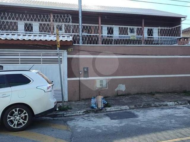 Sobrado a venda no Bairro Cidade Soberana em Guarulhos