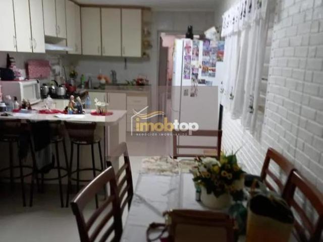 Sobrado à venda no bairro de Ermelino Matarazzo com 2 suítes e 2 salas próximo ao centro do bairro