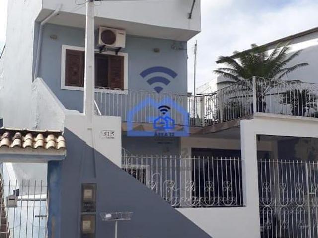Sobrado à venda no bairro do Tinga com 2 dormitórios, sala, cozinha, banheiro, área de serviço e qui
