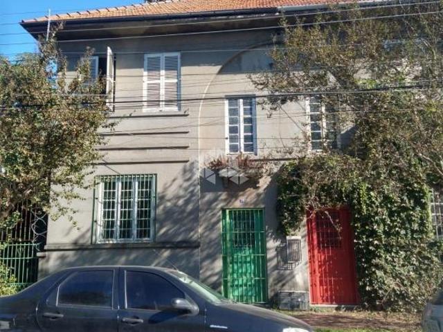 Sobrado a venda no bairro Floresta. Com 3 dormitórios 2 banheiro com pátio nos fundos