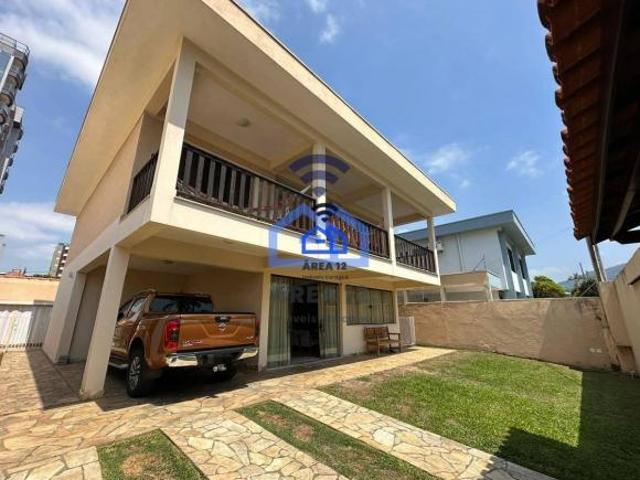 Sobrado à venda no bairro Indaiá em Caraguatatuba, SP com 4 dormitórios sendo 1 suíte, área gourmet