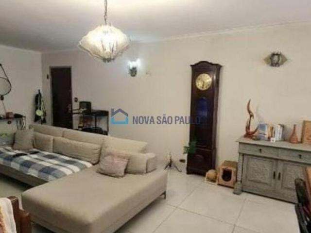 Sobrado à venda no bairro Vila Guarani de 4 dormitórios, 6 banheiros e 4 vagas