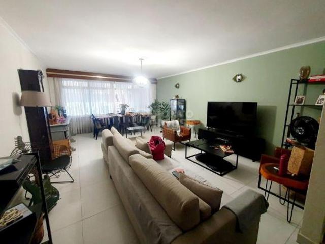 Sobrado à venda no bairro Vila Guarani de 4 dormitórios, 6 banheiros e 4 vagas