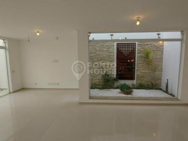 Sobrado à venda no bairro Vila Gumercindo com 240m², 3 suítes e 3 vagas de garagem