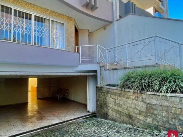 Sobrado à venda no Hugo Lange Conforto, estilo e localização privilegiada