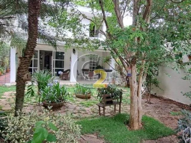 Sobrado à venda no Ibirapuera com 4 quartos, 2 suites e 7 vagas