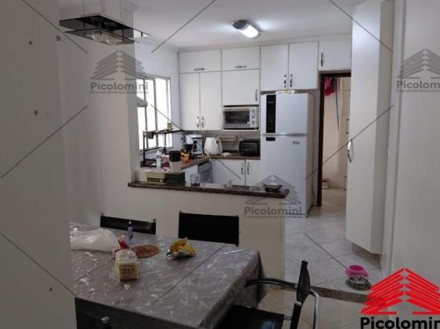 Sobrado à venda no Ipiranga, 3 quartos, 3 suítes, sala ampla, 5 banheiros, quintal com churrasqueira