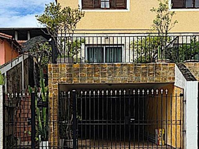Sobrado à venda no Jardim Cláudia com três quartos