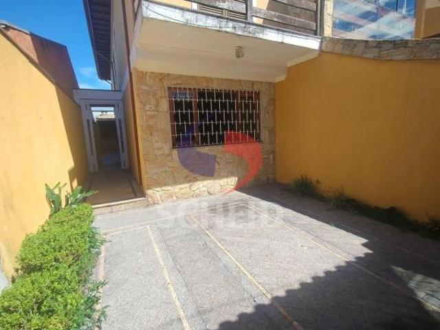 Sobrado à venda no Jardim Consórcio, com três quartos e uma vaga