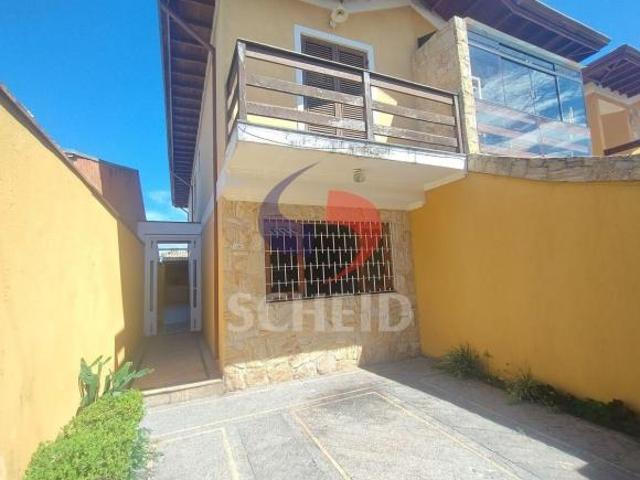 Sobrado à venda no Jardim Consórcio, com três quartos e uma vaga