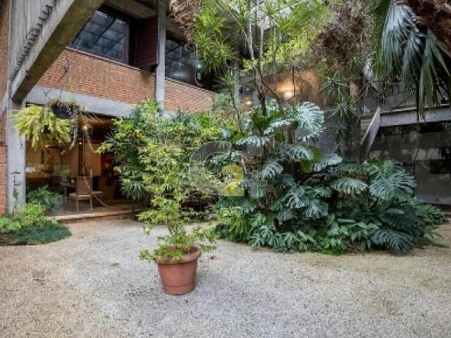 Sobrado a venda no Jardim Guedala, 630m², com 4 quartos, 2 suítes, 4 vagas de garagem