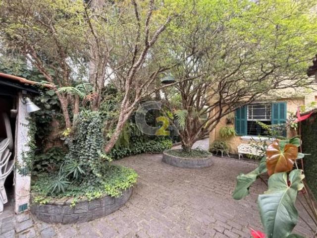 Sobrado à venda no Jardim Paulista com 4 quartos, sendo 1 suíte e 3 vagas