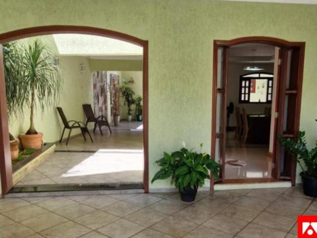 Sobrado à venda no Jardim São Paulo, em Americana com 4 quartos 2 suítes e 4 vagas de garagem