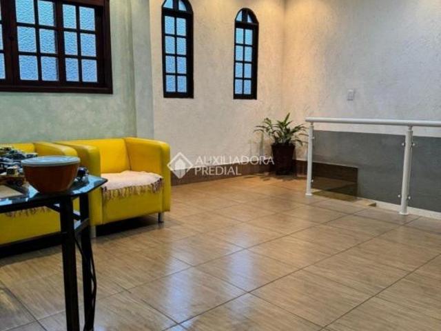 Sobrado à venda no Jd. Adelina em Mauá 5 dorm. 1 com closet 2 wc, 1 vg