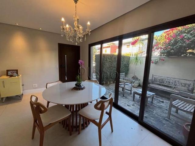 Sobrado à venda no Loteamento Caminhos de São Conrado, com 340 m²