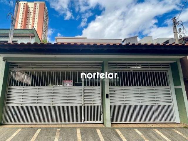 Sobrado à venda no Mandaqui – Localização Privilegiada! Este amplo sobrado está localizado em uma d