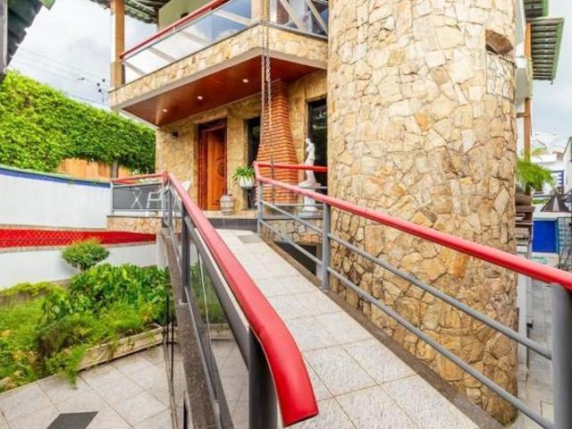 Sobrado à Venda no Mandaqui, Zona Norte de São Paulo, com 5 Suítes e Área Gourmet com Piscina