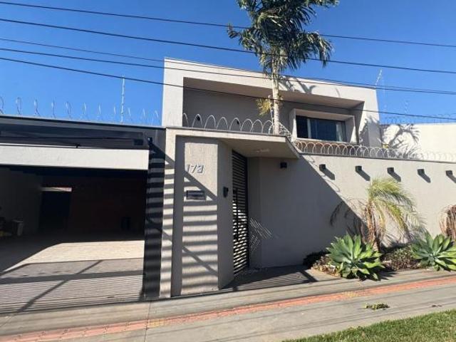 Sobrado à venda no Rita Vieira – 250m² | 2 suítes no térreo | Rua