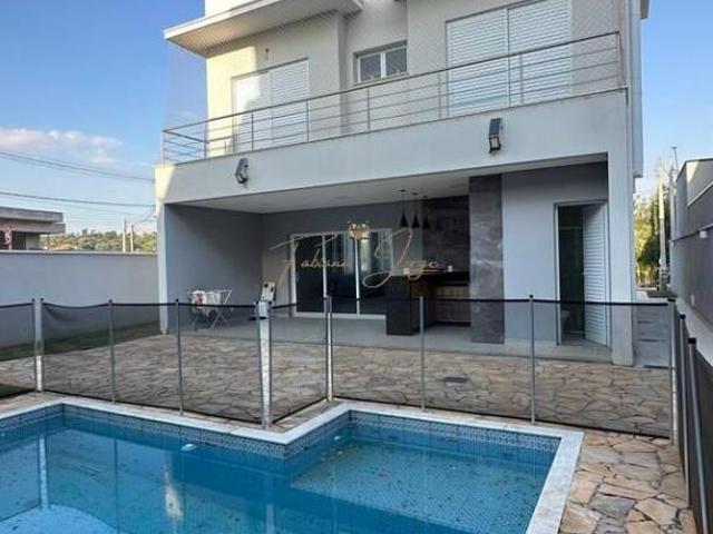 Sobrado à Venda no Vila do Sol, 3 Suítes e Piscina