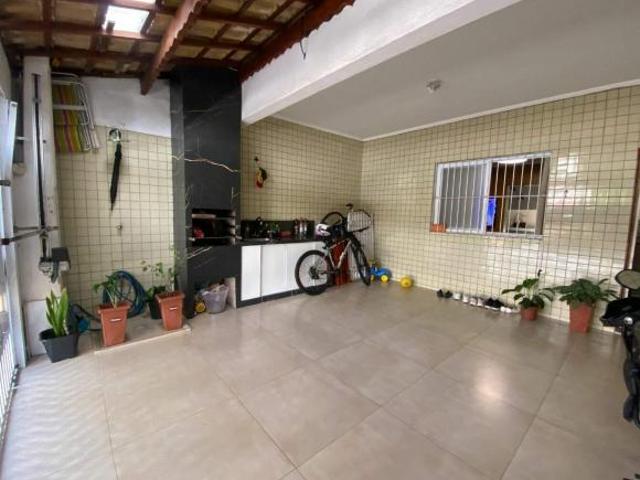 Sobrado à venda na Guilhermina, Praia Grande/SP | 3 dorms 1 suíte e 2 vagas
