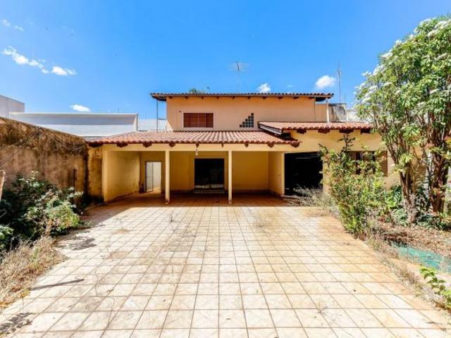 Sobrado à venda na Rua 135 com 3 suítes, 386 m² e terreno de 560 m²
