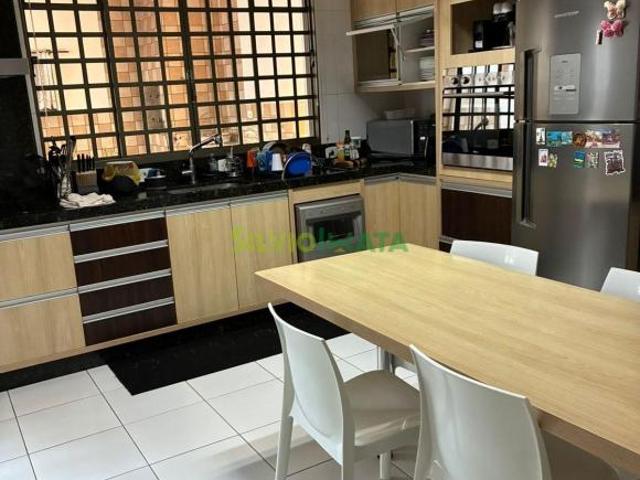 Sobrado à venda por R$ 1.050.000,00 no Jardim Guaporé, Maringá PR