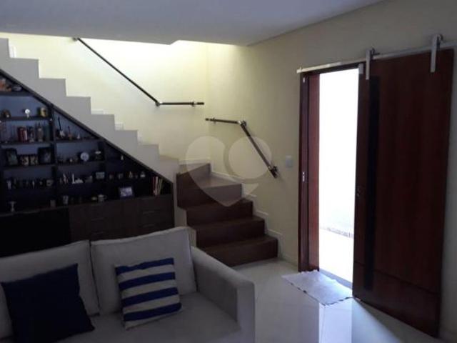 Sobrado à Venda pronto para morar, finíssimo acabamento em ótima localização